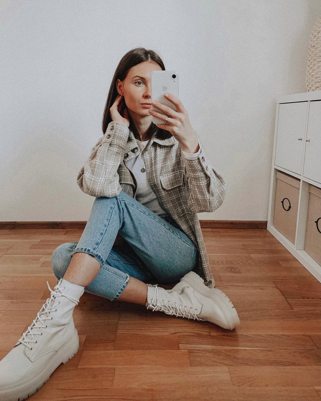 47 Instagram Poses Ideas for Cute Photos - Cappuccino and Fashion